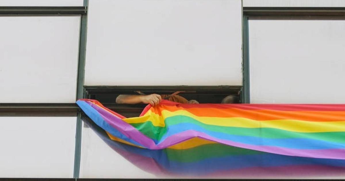 La bandera arcoíris del PSOE sigue en las Cortes a pesar del ...