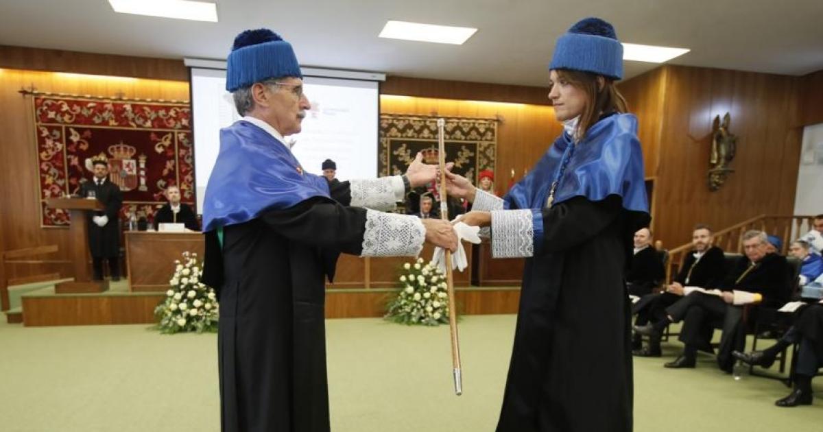 Tras 43 años, Calabuig entrega a María Fernández Raga la vara de ...