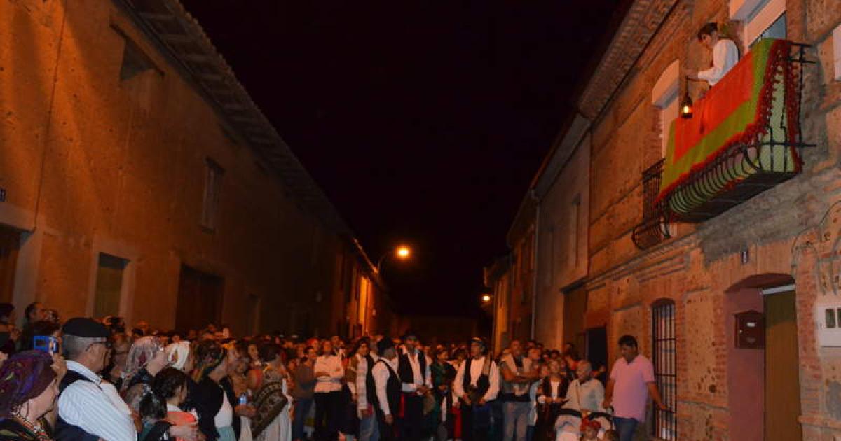 Bella moza sal al balcón y dime que sí