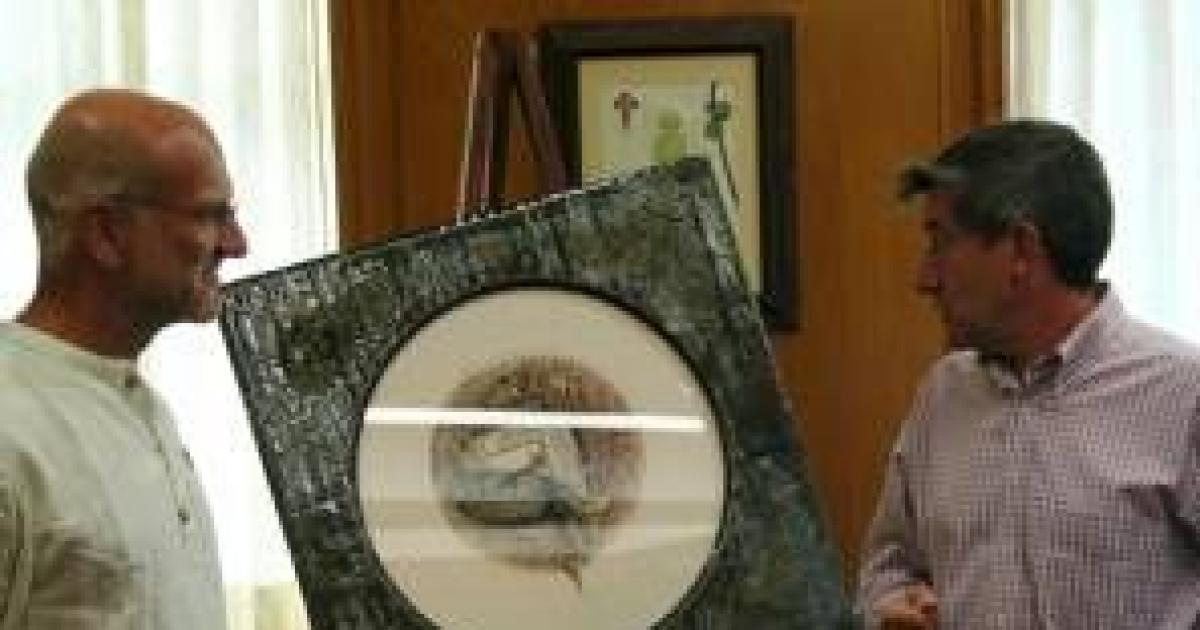 El artista Philippe Laffont dona a León un grabado sobre la ciudad