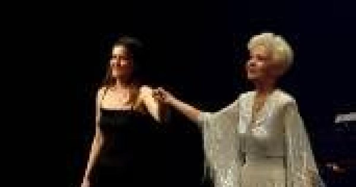 Sus incondicionales le tiraron flores al grito de «Raina sei tu una ...