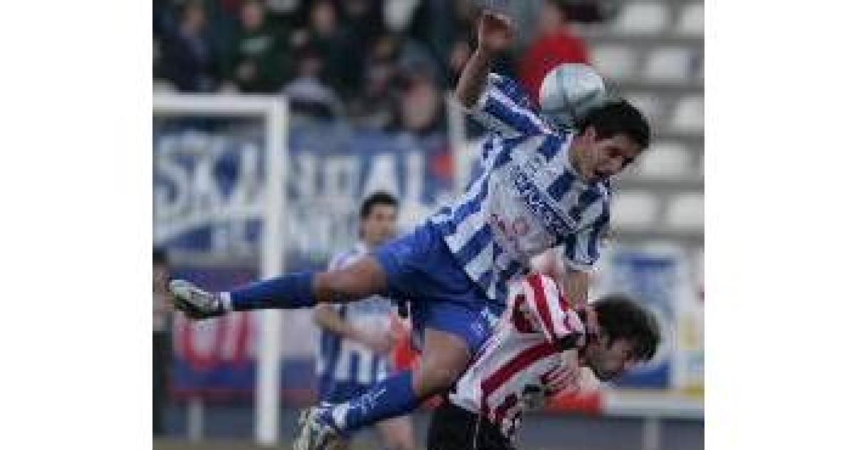 Asier Salcedo se perfila como lateral ante el Marino por la baja de Fuentes