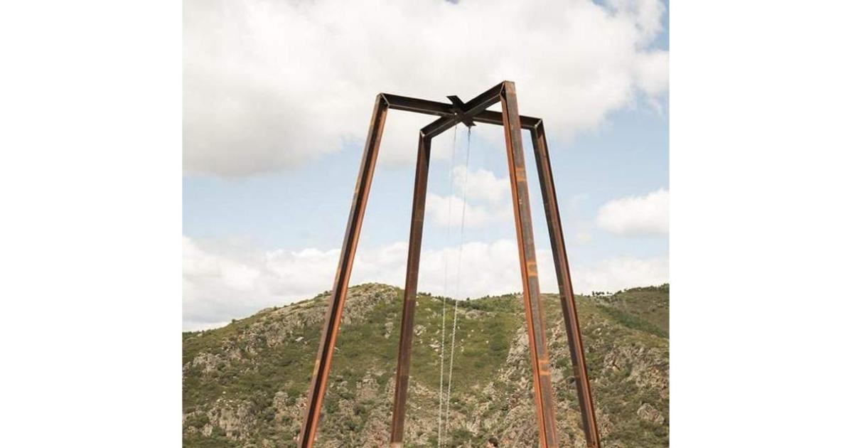 Toreno inaugura en Librán ruta y el columpio más alto