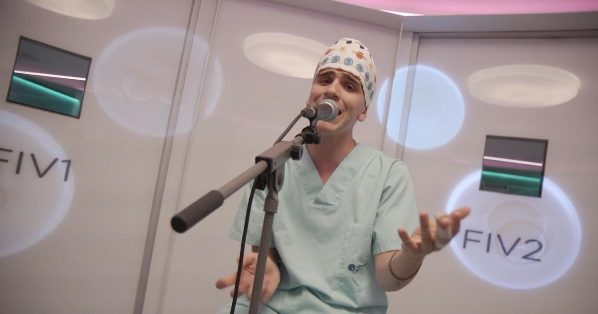 Un concierto para embriones del trans Hugo Marlo anima el instituto de ...