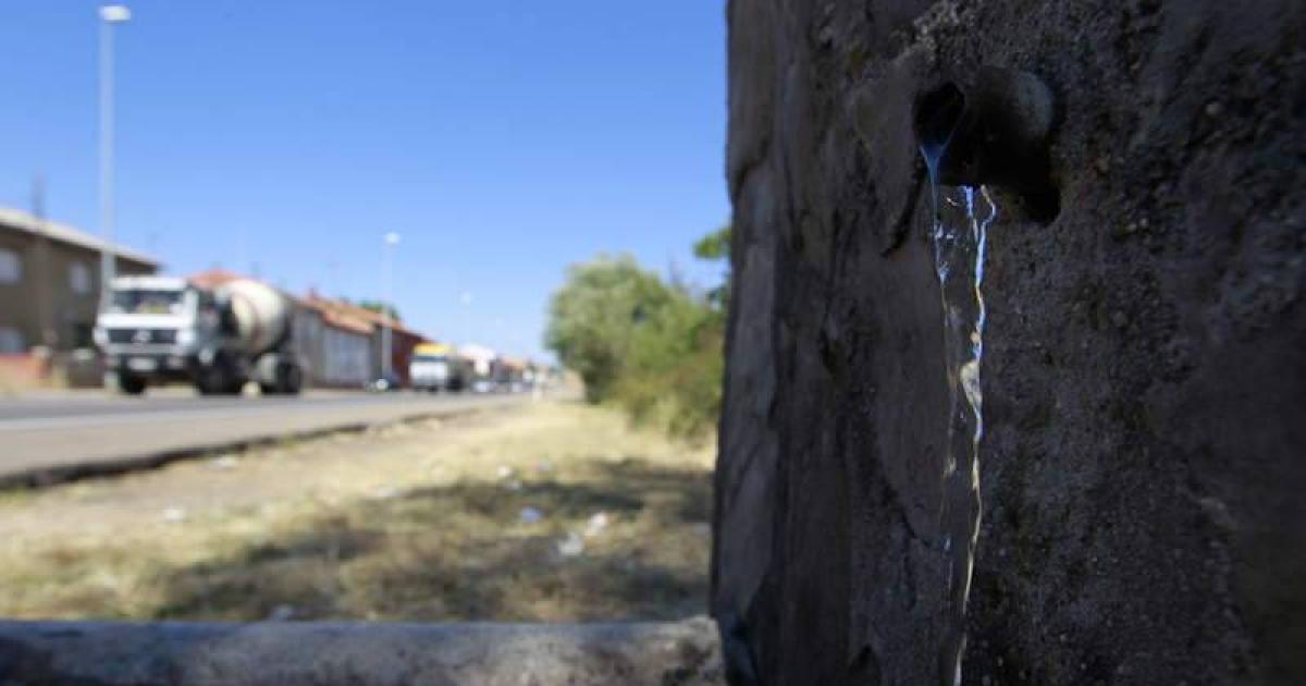 La rebosante fuente de San Miguel del Camino queda extenuada
