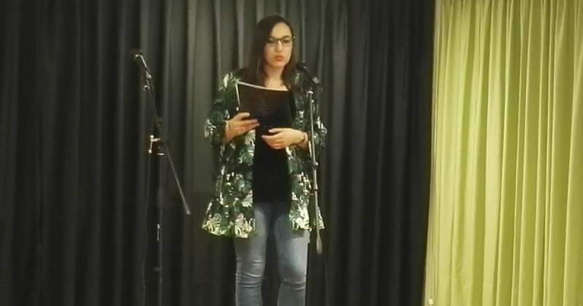 Sara R. Gallardo lee su obra en el bellido