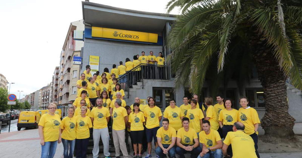 Los carteros cambian el uniforme por la concha jacobea