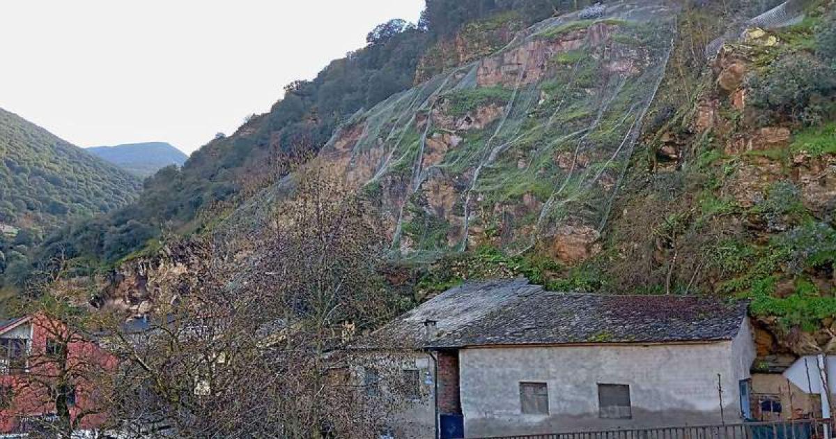 Las obras del talud inestable de Puente cortan temporalmente el vial a ...