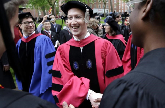 REGRESO A LA UNIVERSIDAD: Mark Zuckerberg se gradúa en Harvard 12 años ...