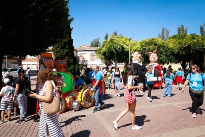 Gigantes y cabezudos vuelven a inundar de color Santa María