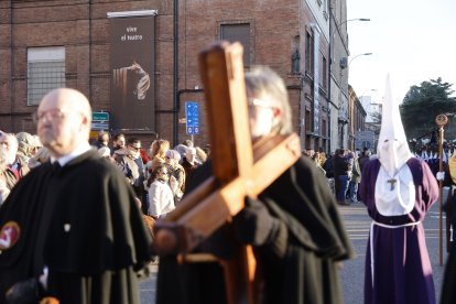 El Dainos pregona el Rosario de la Buena Muerte