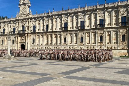 Los caballeros y damas del Aire de León ensayan en la plaza de San Marcos