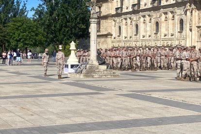Los caballeros y damas del Aire de León ensayan en la plaza de San Marcos