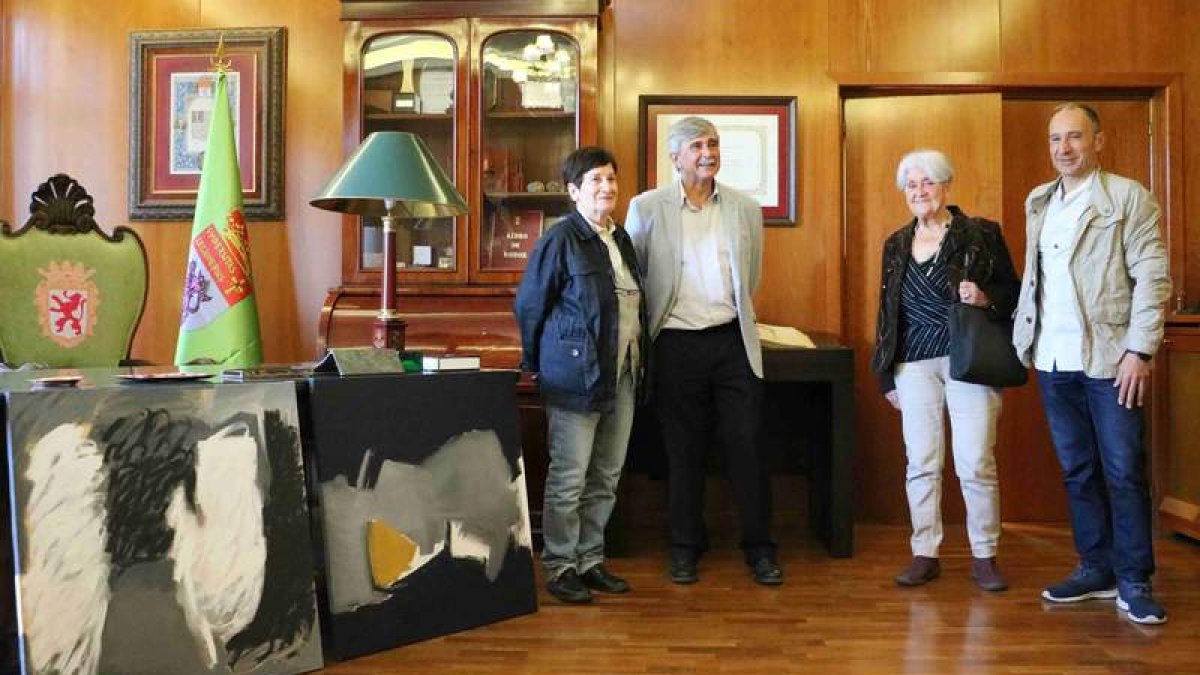 La pintora Elvira Fustero dona dos obras a la Universidad de León