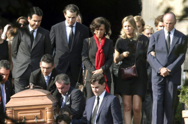 El mundo de la banca despide a Botín que es enterrado en Puente San Miguel