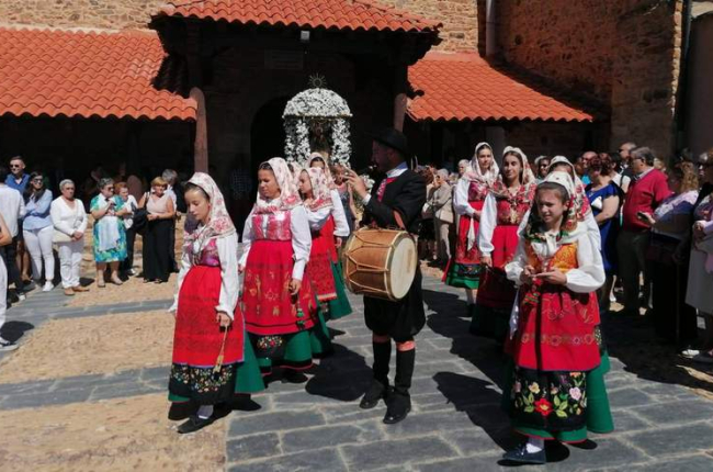 bailes y paloteos para la carballeda en val de san lorenzo