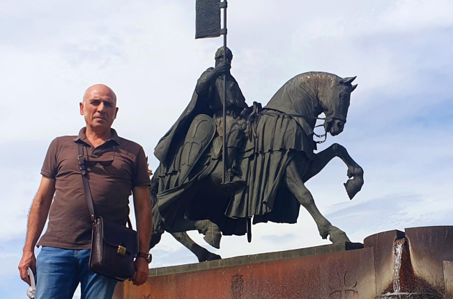 Alvariño visita su obra escultórica y aconseja limpiar el Caballero ...