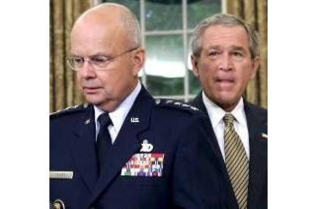 Bush desata la polémica al nombrar a un militar en la CIA, una agenciacivil
