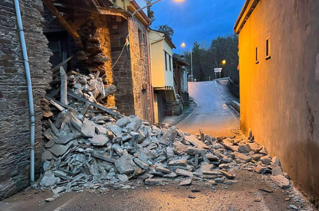 Un nuevo embiste de la montaña corta la carretera de San Pedro de Trones