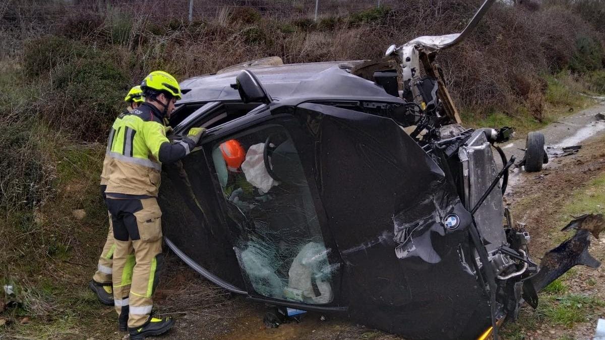 Una familia salva la vida en un accidente de tráfico en la A-6