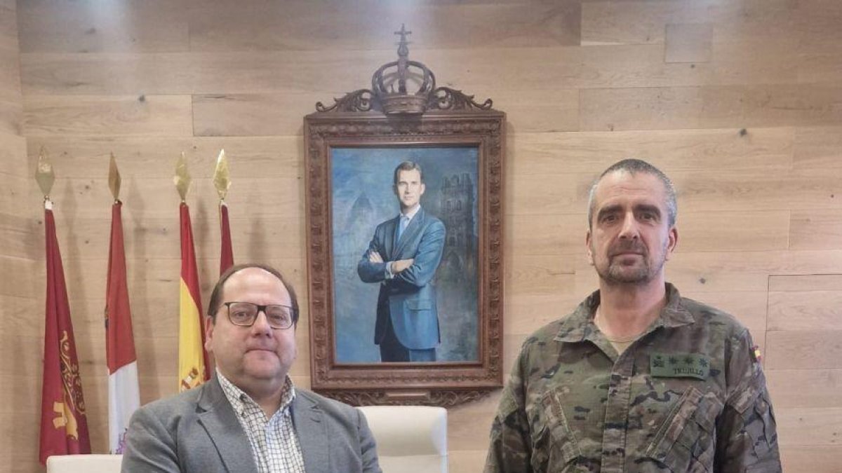 El subdelegado de Defensa se reúne con Javier Carrera en La Bañeza