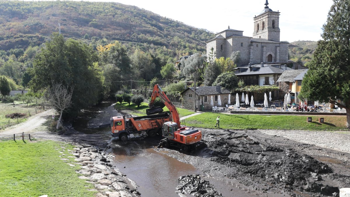 Molinaseca ve como el río Meruelo se transforma en cenagal por la ceniza