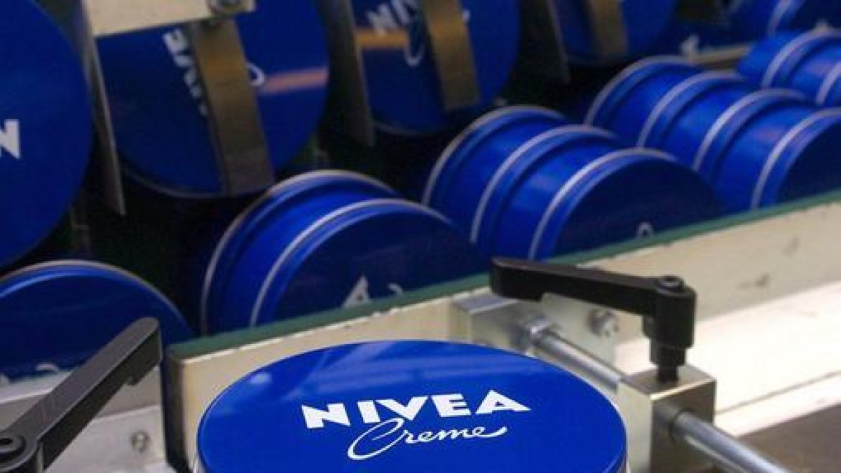 La Nivea de lata azul se vuelve tendencia 113 años después (y esta es ...