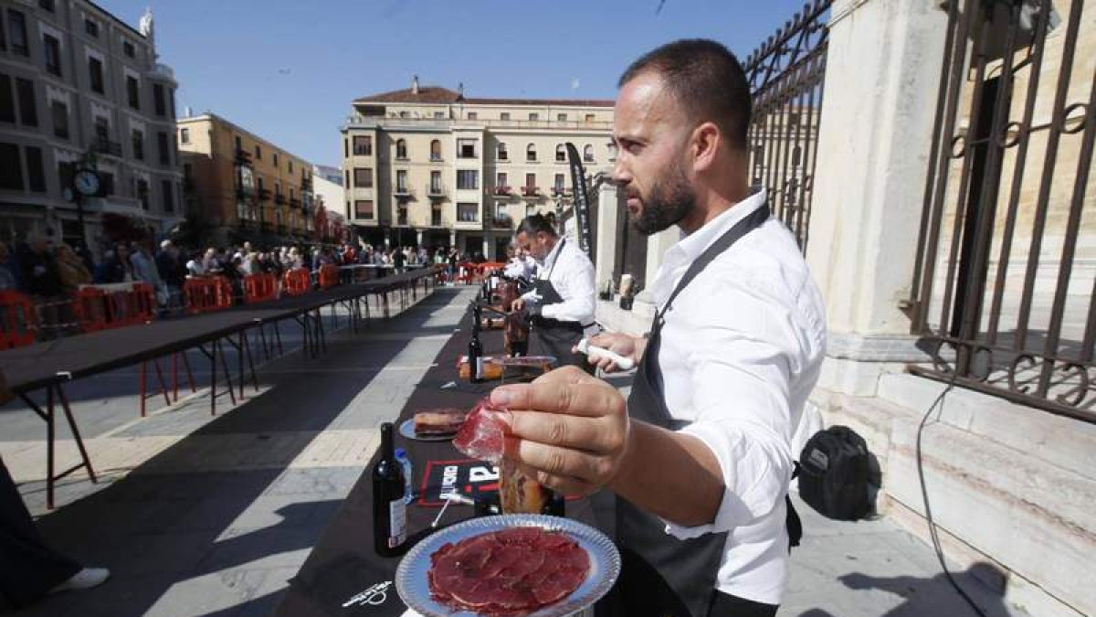 5.200 euros en bocadillos de cecina para Salud Mental