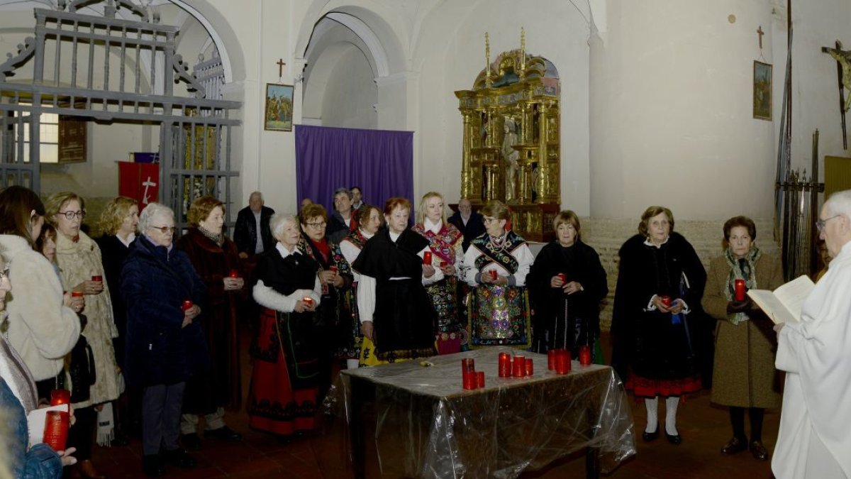 Las Candelas iluminan su fiesta en los pueblos con más tradición