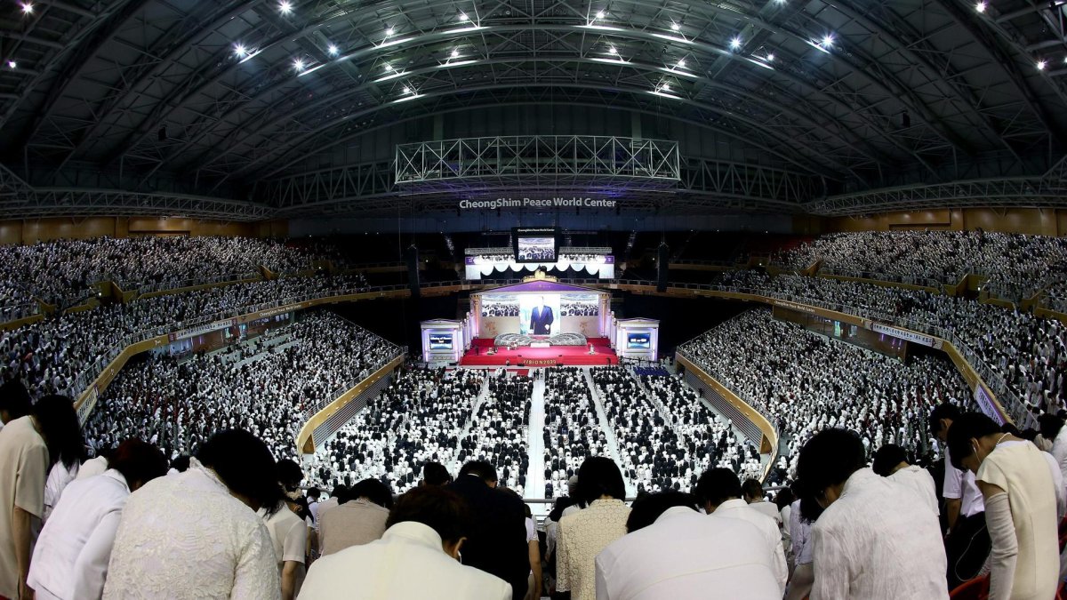 La secta Moon, el polémico credo con influencia global y vetado en Japón