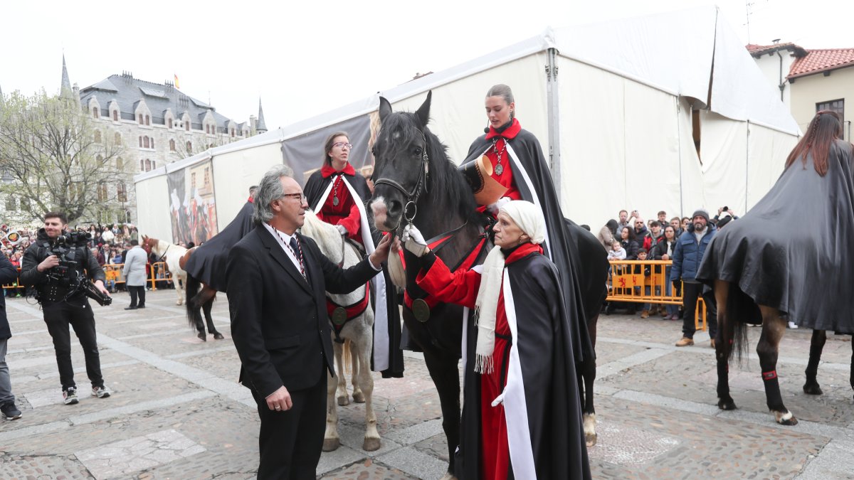 Las mejores fotos del Pregón a Caballo del Jueves Santo en León