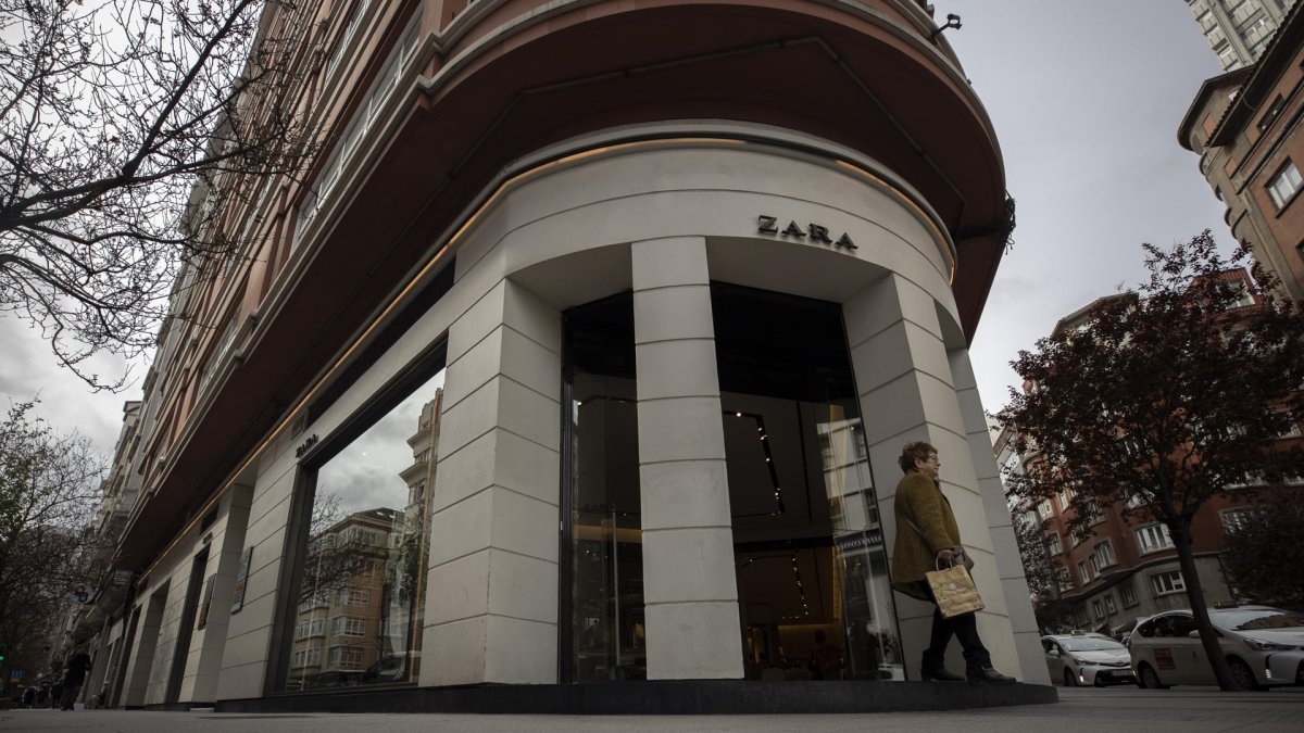 Medio siglo de la apertura de la primera tienda Zara, matriz del ...