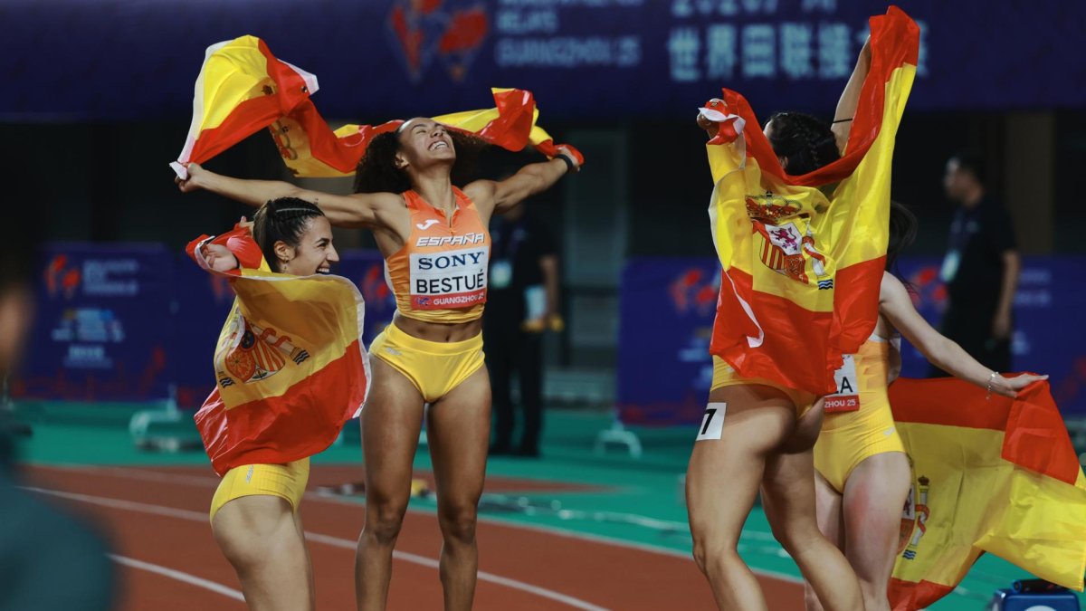 Los relevos femeninos del 4x400 y 4x100, oro y plata en los Mundiales de relevos