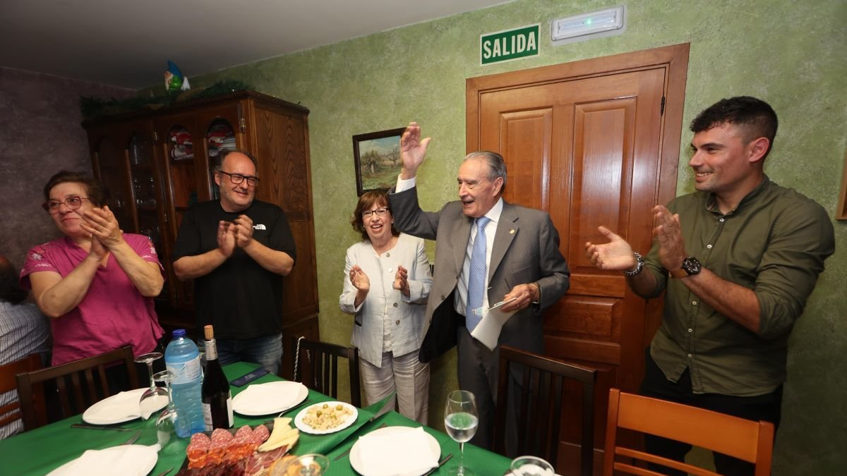 Trabadelo homenajeó a Pedro Bello, distinguido por dos reyes españoles