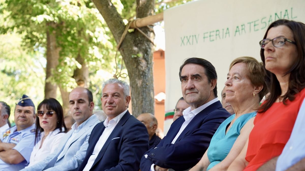 La Feria de Artesanía de Val de San Lorenzo recibe el apoyo institucional