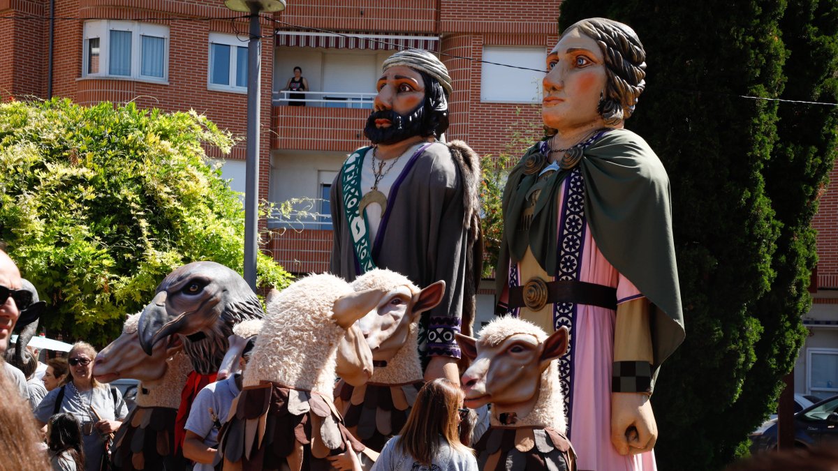 Gigantes y cabezudos vuelven a inundar de color Santa María
