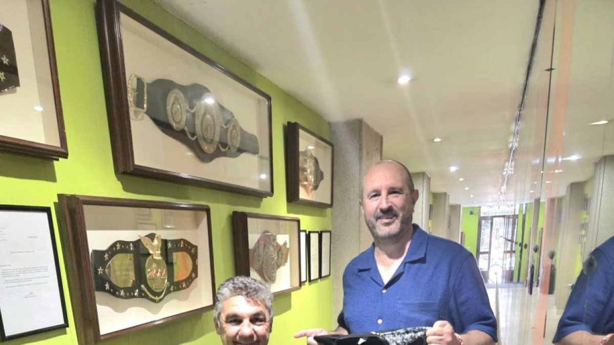 Alfredo Arrojo anima al campeón Simón González a seguir en la lucha