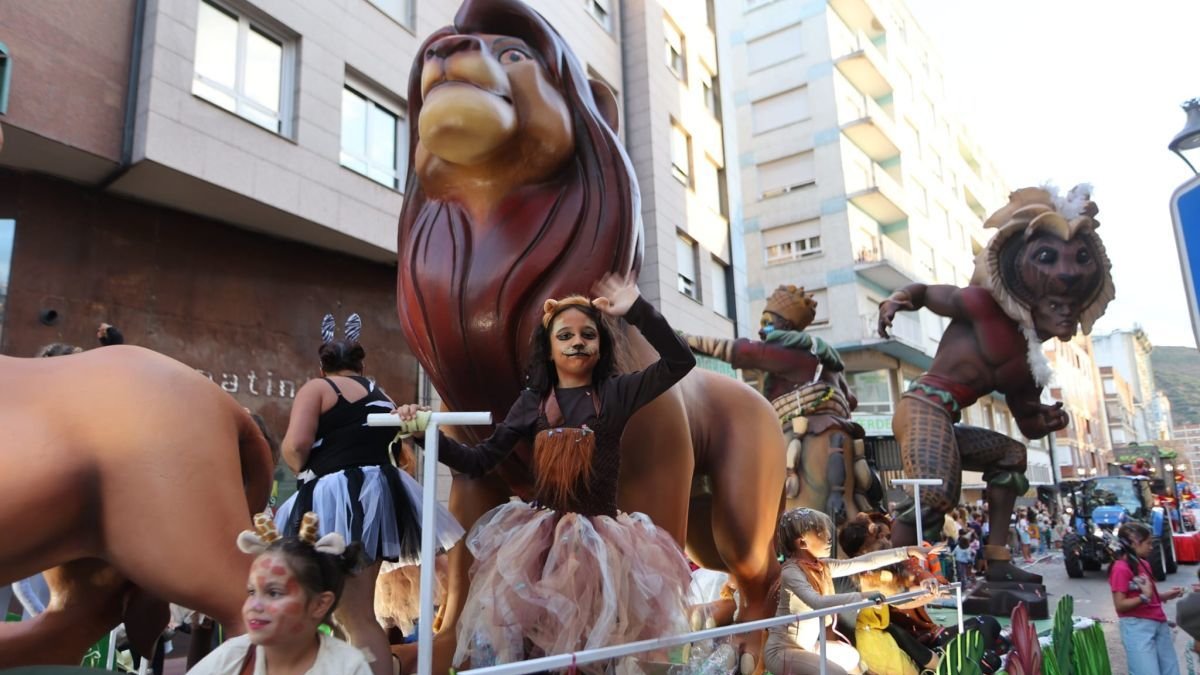 Éxito del desfile de carrozas con la ilusión de los pequeños