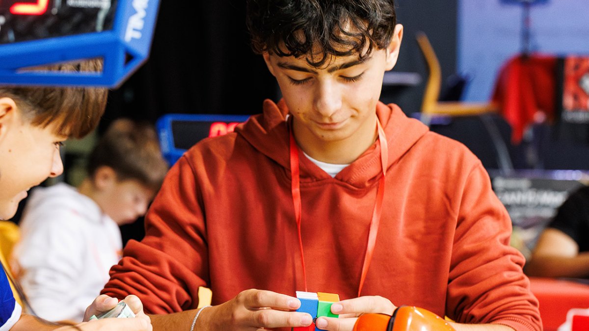 Las fotos del campeonato de Speedcubing, el open de resolución rápida ...