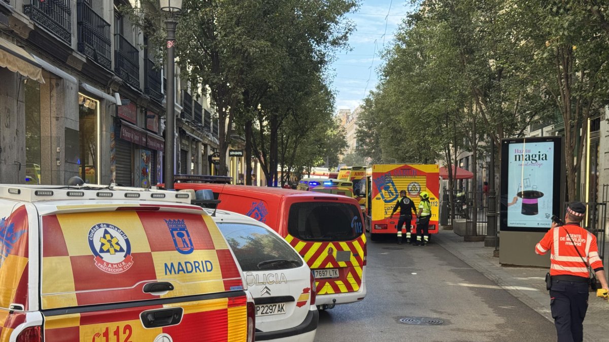 Caos en el centro de Madrid tras el derrumbe parcial del forjado de un edificio en obras