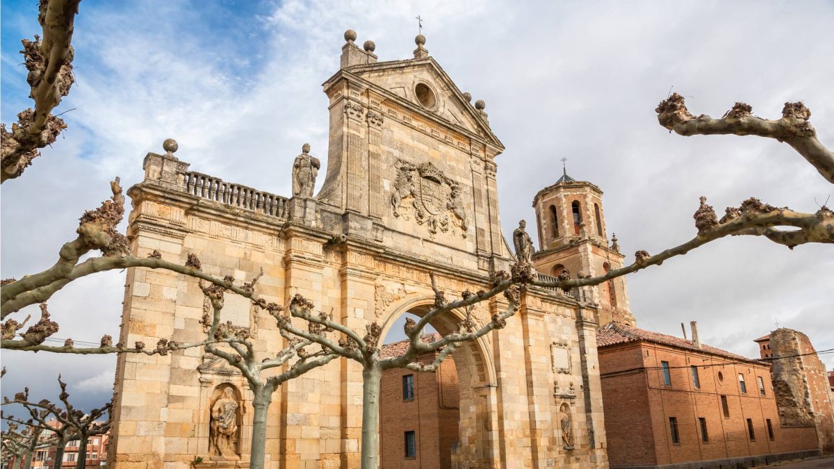 La ruta de un pueblo de León que explica cómo los monjes revolucionaron ...