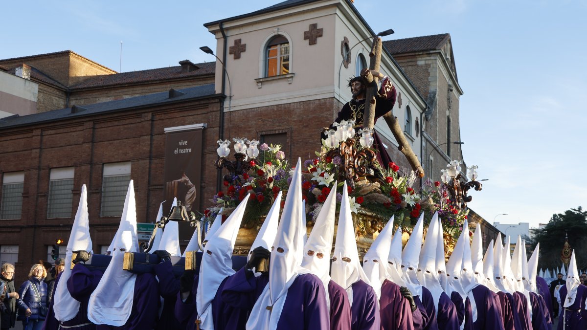 El Dainos pregona el Rosario de la Buena Muerte