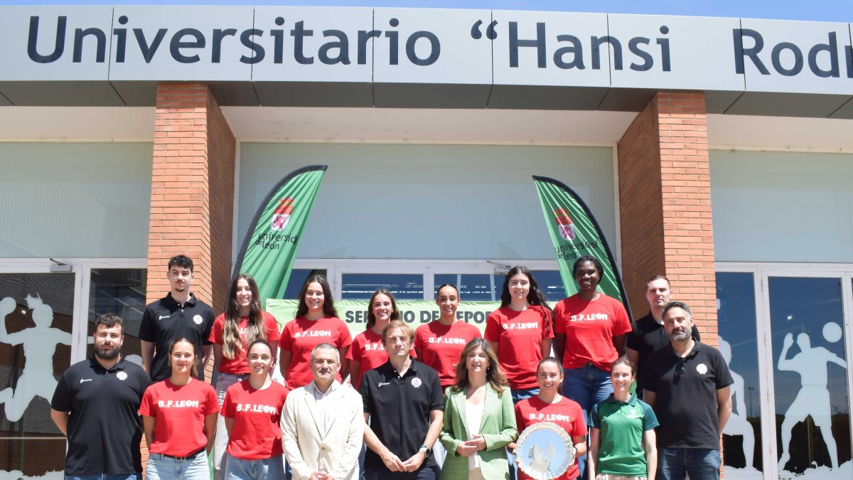 La ULE celebra el ascenso histórico del Baloncesto Femenino León