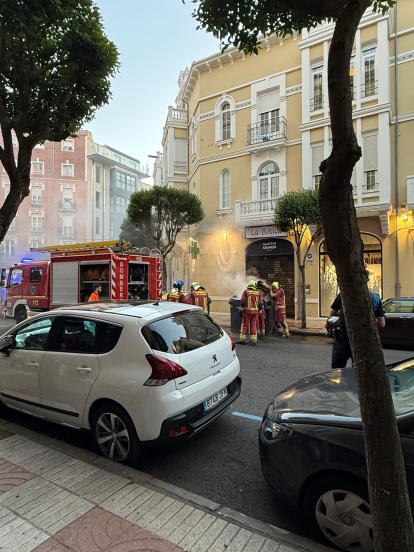 Los bomberos de León sofocan el incendio de un contenedor de cartón en ...