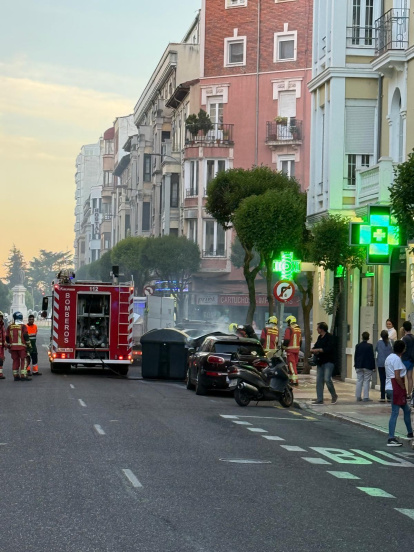 Los bomberos de León sofocan el incendio de un contenedor de cartón en ...