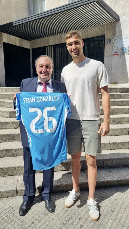 Fran González, ídolo en el Colegio Leonés