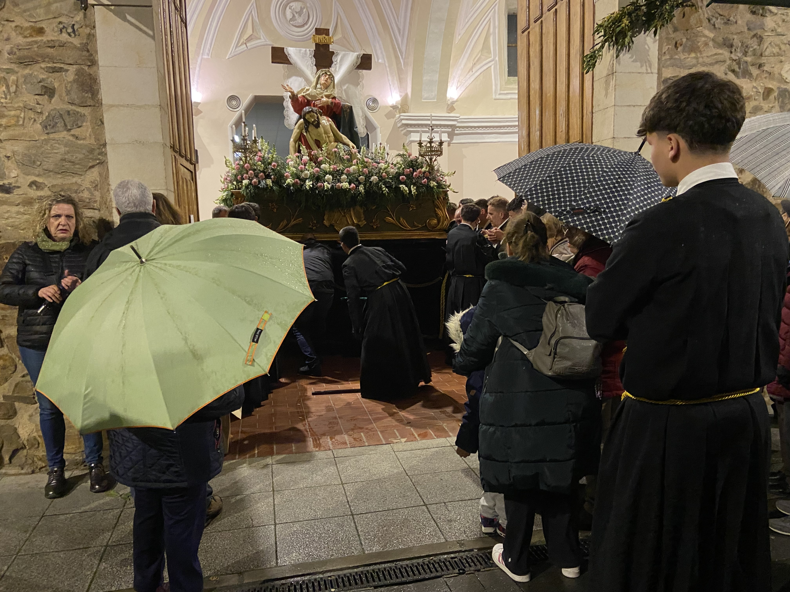 El Vía Crucis del Nazareno ilumina La Bañeza el Lunes Santo