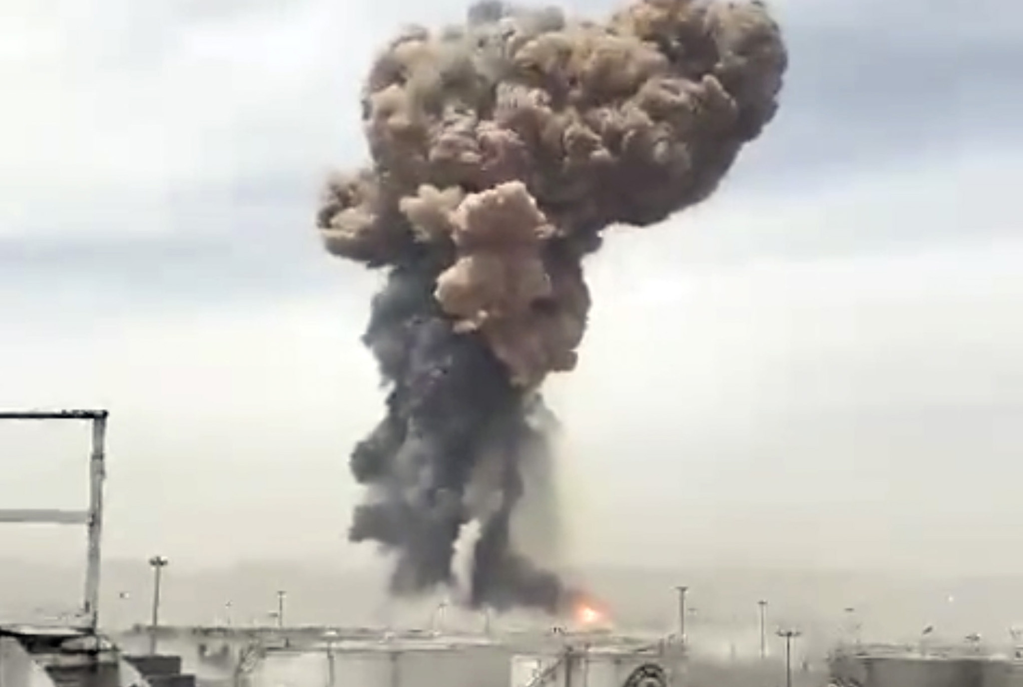 Una enorme explosión destruye el puerto iraní de Shahid Rajaee, en fotos