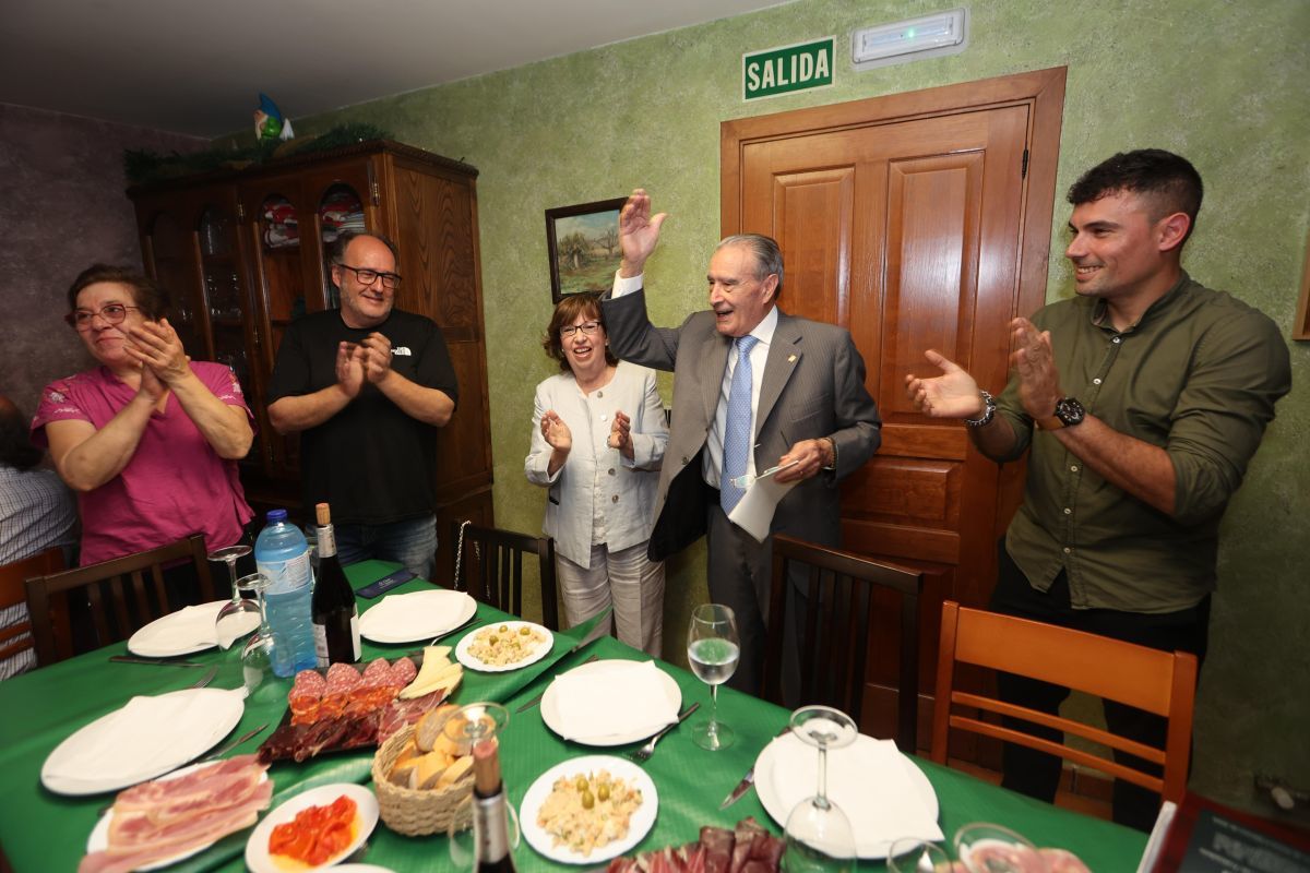 Trabadelo homenajeó a Pedro Bello, distinguido por dos reyes españoles