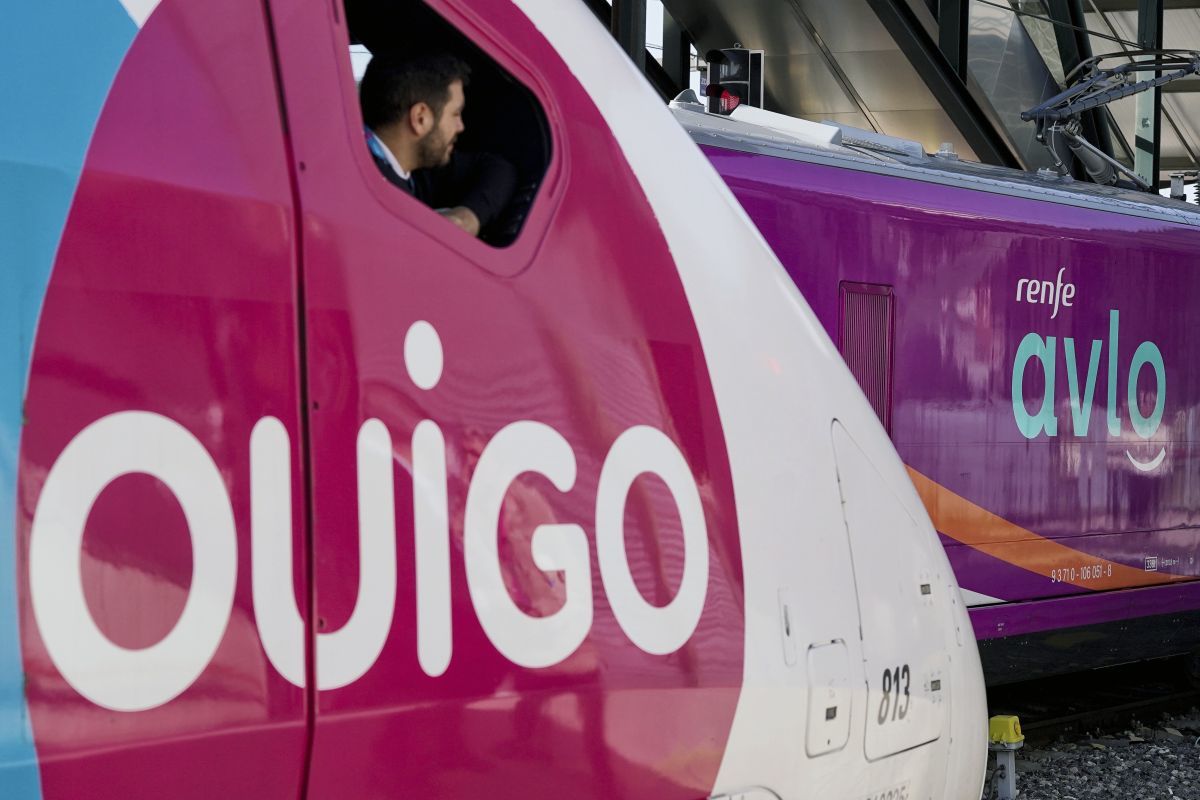 Ouigo revolotea sobre el doble ancho de la vía entre León y Asturias